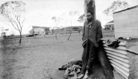 Australian Aborigines in chains at Wyndham prison, 1902 / SamePassage
